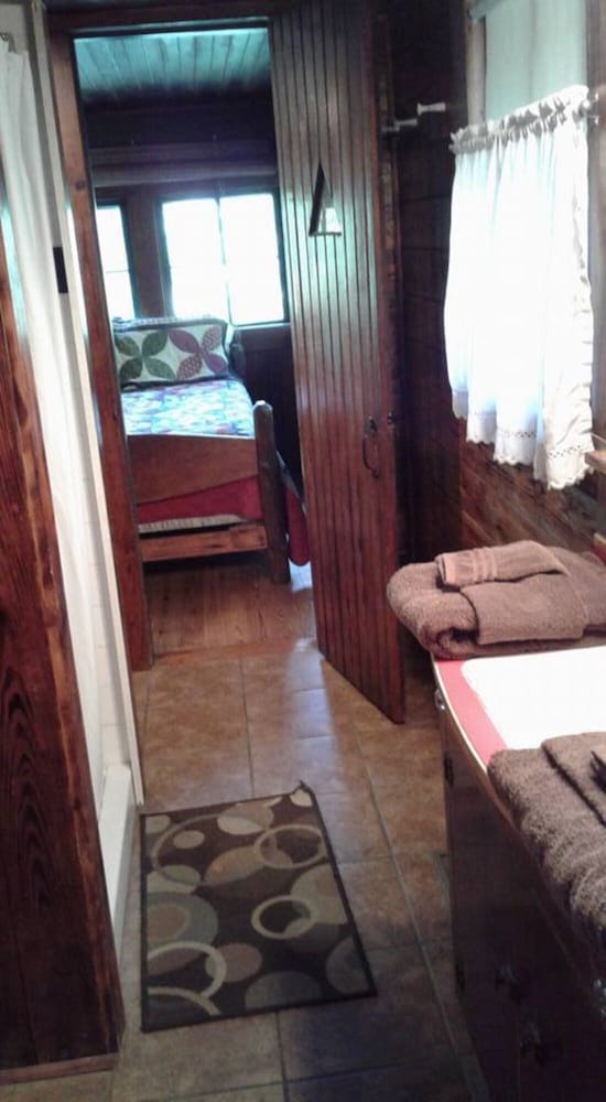 Five Points~lake Hamilton: Cabin#1 ~ 1br W/2 Full Beds, Futon In Lr, Full Kitchen, Breakfast "Fixins" Provided - Bismarck, AR