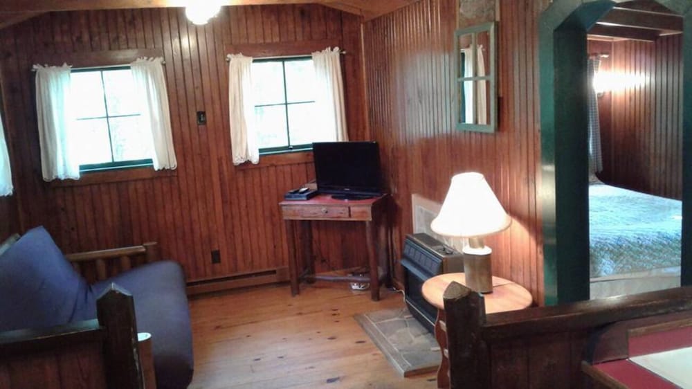 Five Points~lake Hamilton: Cabin#3 ~ 1br W/queen Bed, Futon In Lr, Full Kitchen, Breakfast "Fixins" Provided, Jetted Tub - Bismarck, AR