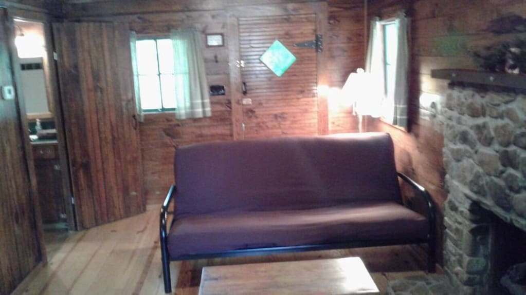Five Points~lake Hamilton: Cabin#a ~ 1br W/2 Queen Beds, Futon In Lr, Full Kitchen, Breakfast "Fixins" Provided - Hot Springs, AR