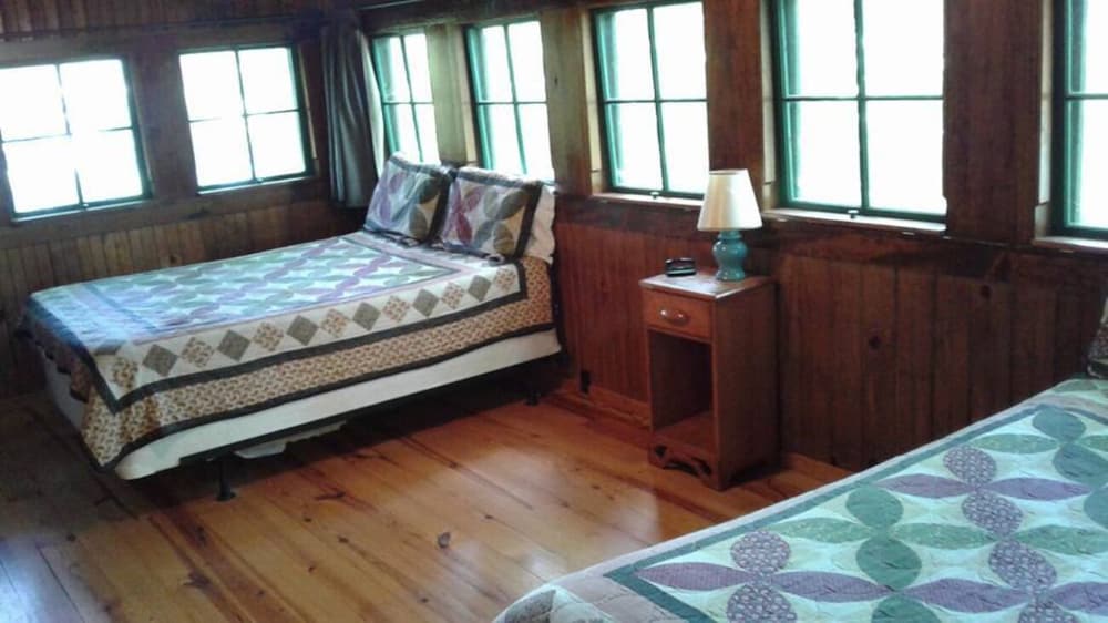 Five Points~lake Hamilton: Cabin#b ~ 1br W/2 Queen Beds, Futon In Lr, Full Kitchen, Breakfast "Fixins" Provided, Handicap Accessible W/wheelchair Ramp - Bismarck, AR