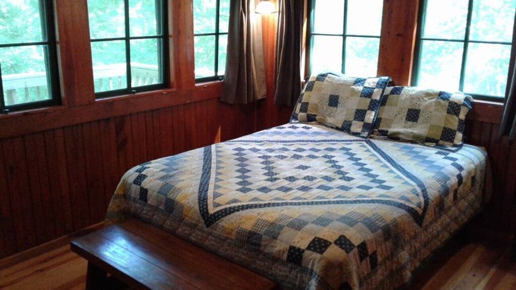 Five Points~lake Hamilton: Cabin#d ~ 1br W/queen Bed, Futon In Lr, Full Kitchen, Breakfast "Fixins" Provided, Jetted Tub, Balcony Deck Off Br - Hot Springs, AR