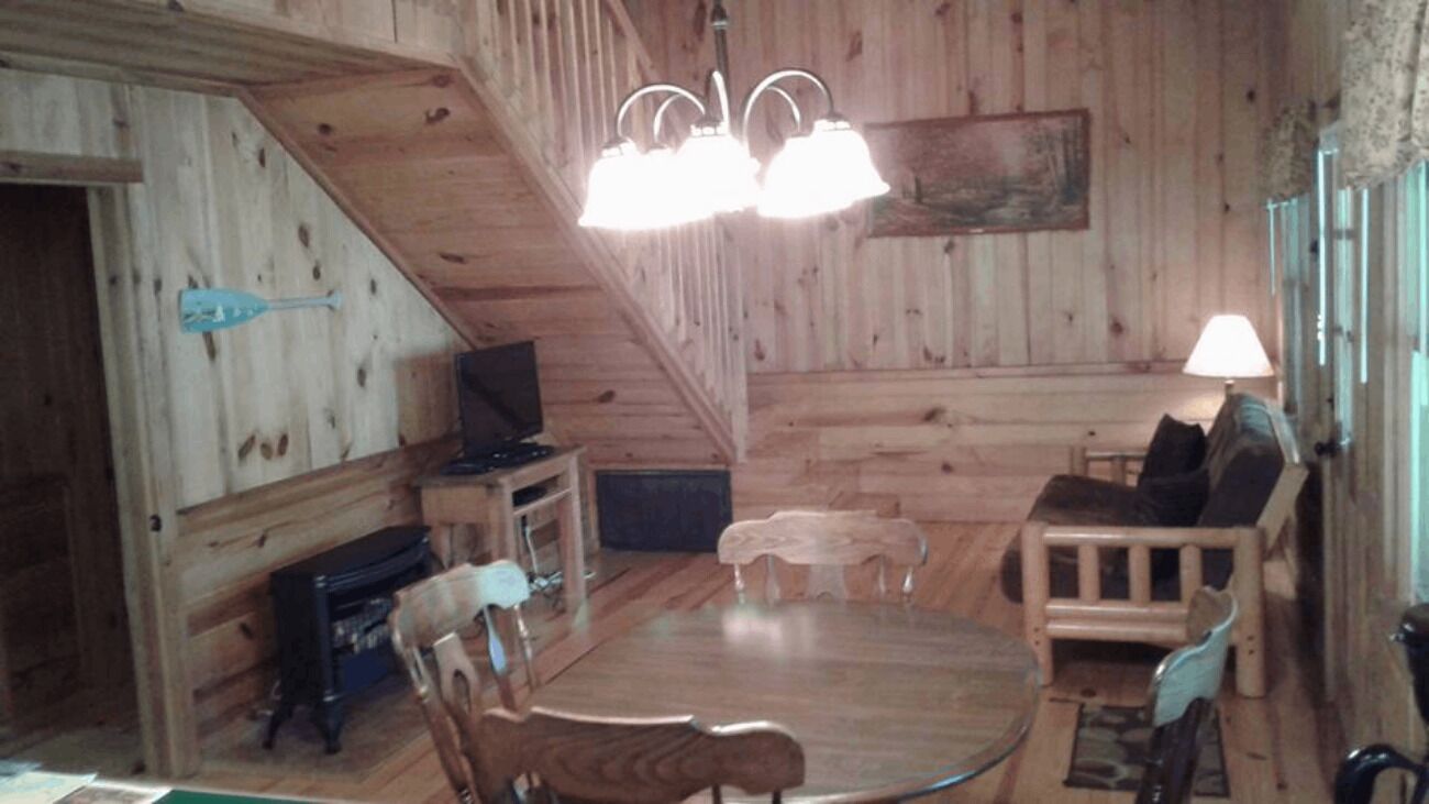 Five Points~lake Hamilton: Cabin#f ~ 2 Story, 3br W/queen Beds,  Futons In Lr & Loft, Full Kitchen, Breakfast "Fixins" Provided, 2 Baths (Upstairs Has Jetted Tub), Large Covered Porch, Right By The Water - Hot Springs, AR