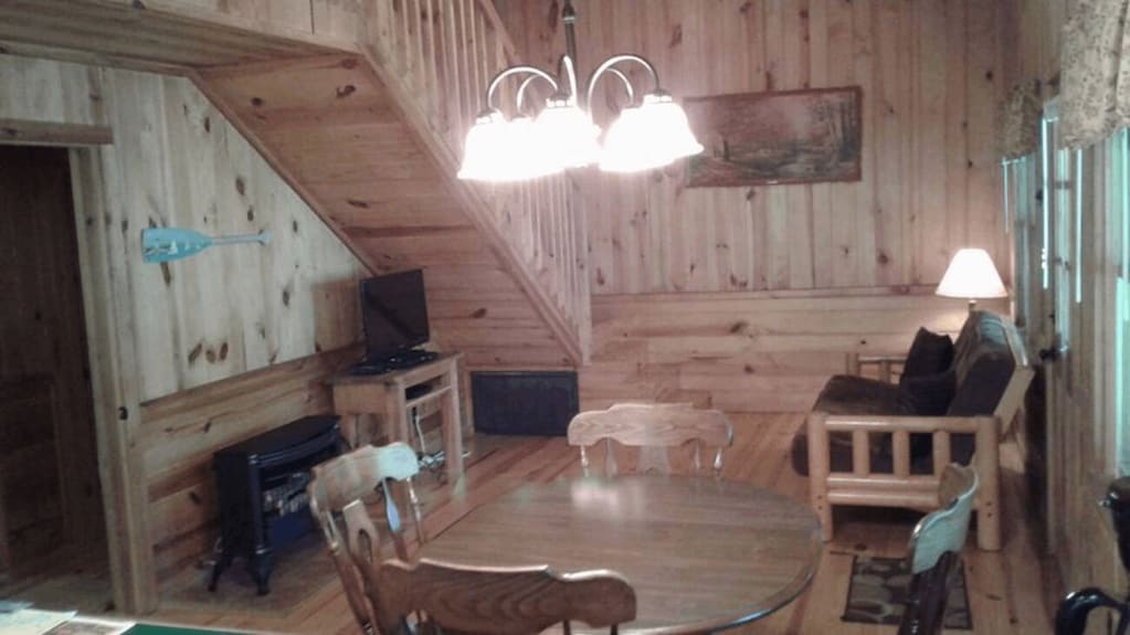 Five Points~lake Hamilton: Cabin#f ~ 2 Story, 3br W/queen Beds, Futons In Lr & Loft, Full Kitchen, Breakfast "Fixins" Provided, 2 Baths (Upstairs Has Jetted Tub), Large Covered Porch, Right By The Water - Hot Springs, AR