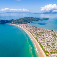 Perto da praia, praia de areia branca, 14 bares na praia 