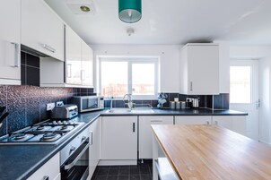Casa Familiar | Cozinha privada | Um frigorífico/congelador grande, um micro-ondas, um forno 