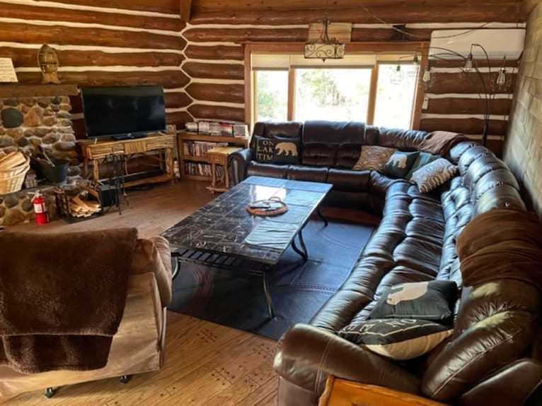 Log Cabin On 40 Acres With A Private Lake - Echo Lake, Dudley