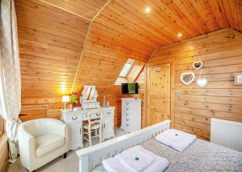 Spacious, Light, All Wood Luxury Lodge In Tranquil Location At Head Of Lake. - Anglesey