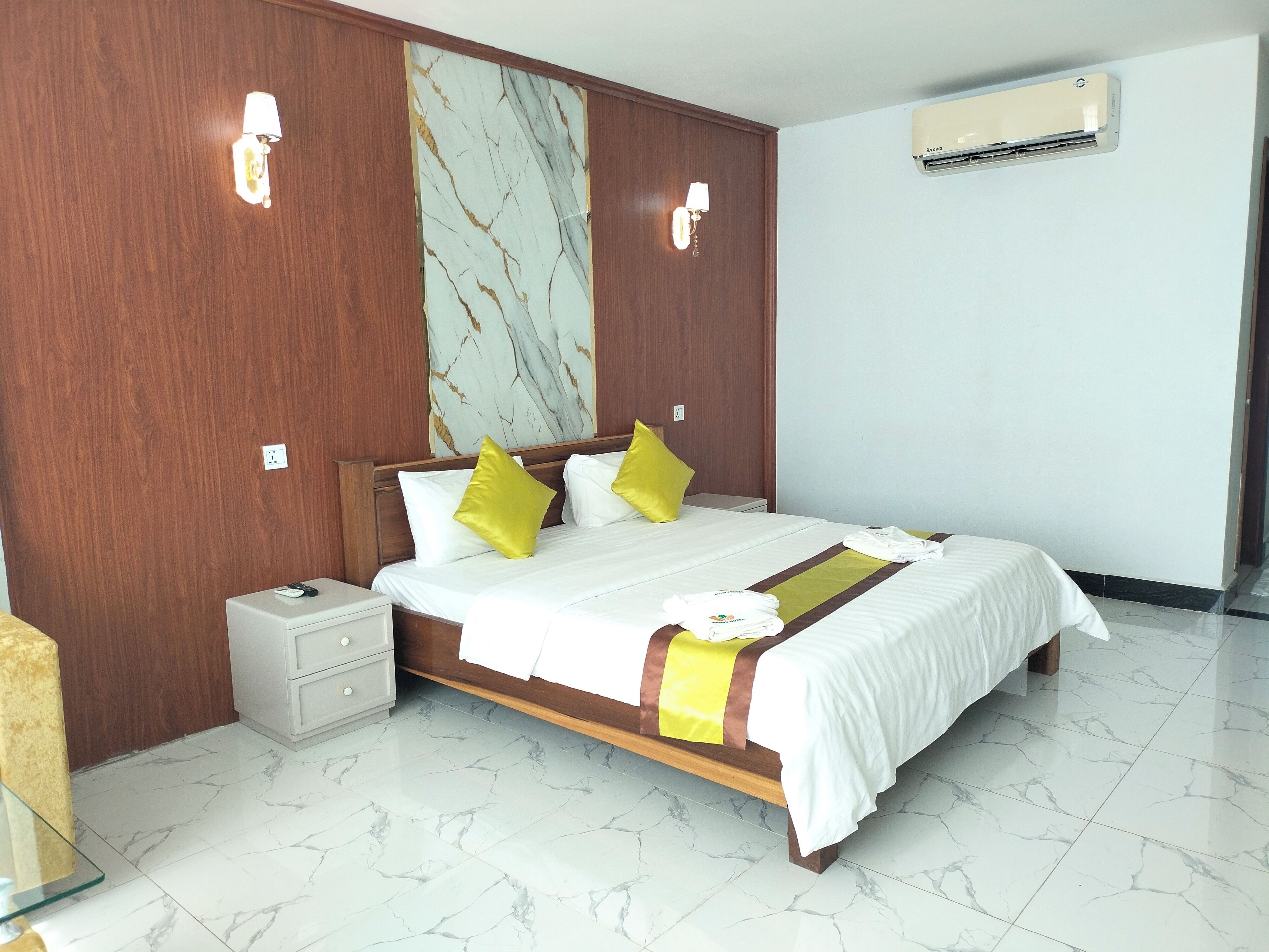 Quarto Duplo Deluxe | Roupa hipoalergénica, camas de colchão pillowtop, minibar 