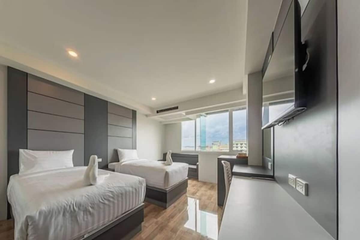Minibar, cofre no quarto, secretária, ferro/tábua de engomar