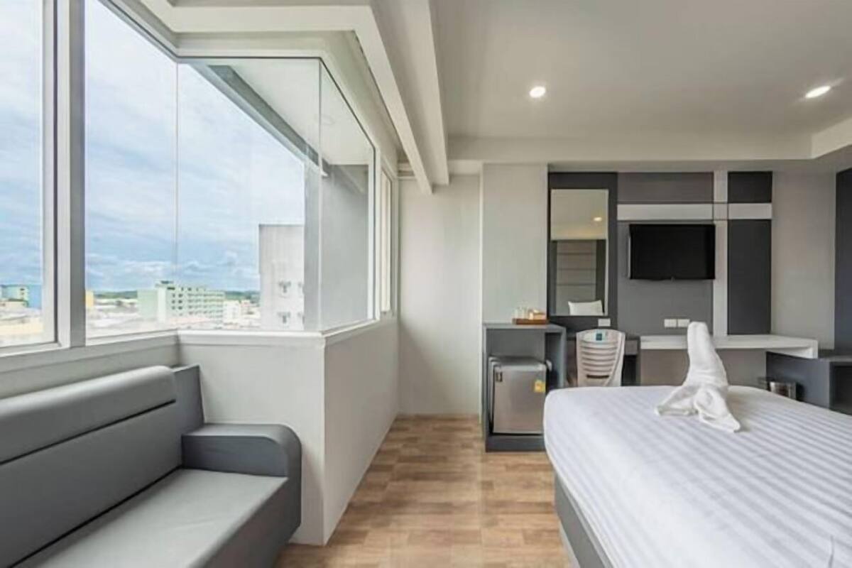 Minibar, cofre no quarto, secretária, ferro/tábua de engomar