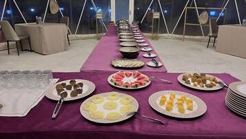 Café da manhã com pratos da culinária local grátis todos os dias