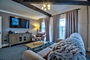 Casa de campo com design assinado, 1 quarto, terraço | Área de estar | TV de tela plana 32 polegadas com canais digitais