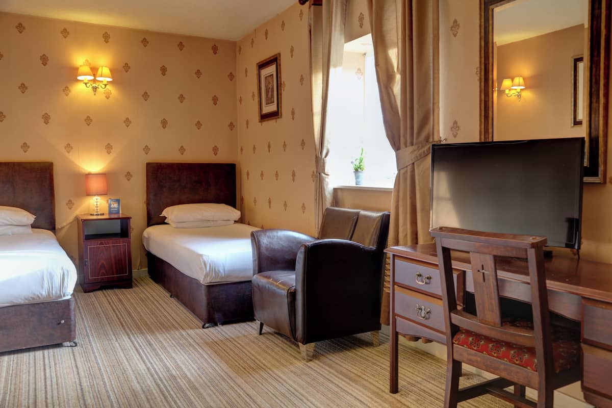 Quarto Familiar, várias camas | 1 quarto, ferro/tábua de engomar, Wi-fi grátis, roupa de cama fornecida