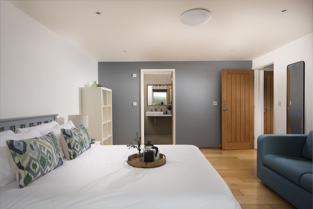Treheyl, Pentire - House With Hot Tub And Parking Overlooking The Gannel Estuary - Fistral Beach