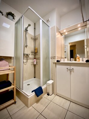 Quarto casal básico, banheiro privativo | Banheiro | Secador de cabelo, toalhas de banho, sabonete, shampoo