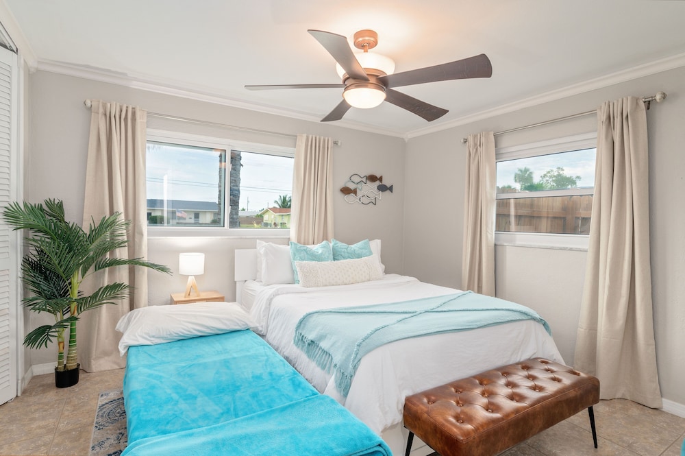 Schools Out Sale! Tropical Oasis W/ Pool+hot Tub+beach Essentials+5 Min To Dwntn - Fort Myers, FL