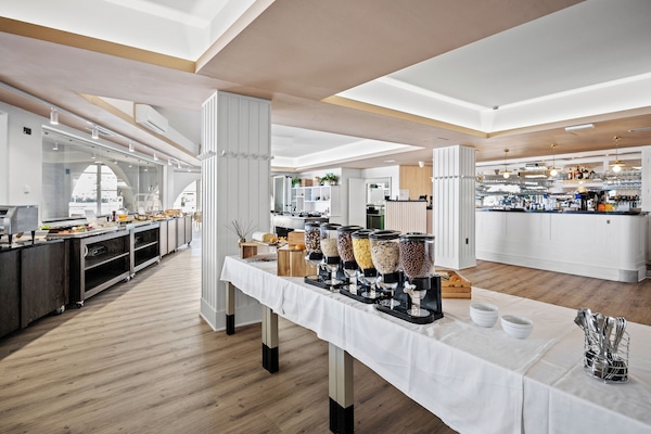 Pequeno-almoço tipo buffet diário (17 EUR por pessoa)