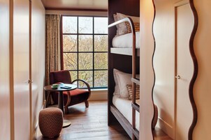 Snug Bunk Beds | Minibar, cofre com capacidade para portátil, cortinas/cortinados opacos 