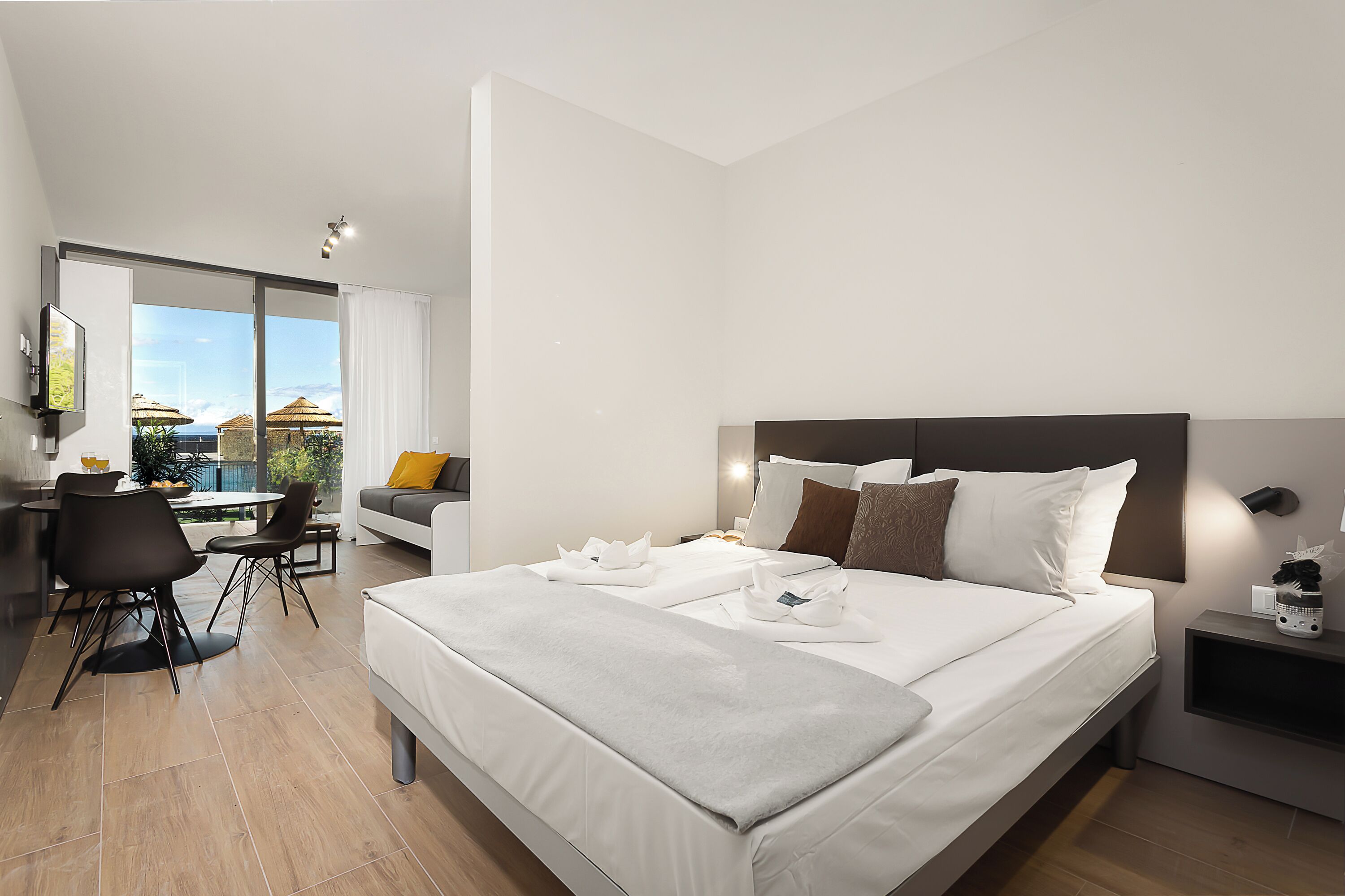Estúdio, 1 cama de casal e sofá-cama, varanda, junto à piscina | Cofre no quarto, secretária 