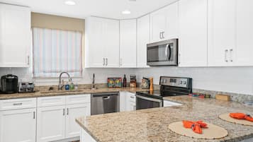 Casa Standard | Cozinha privada | Um frigorífico/congelador grande, um micro-ondas, um forno