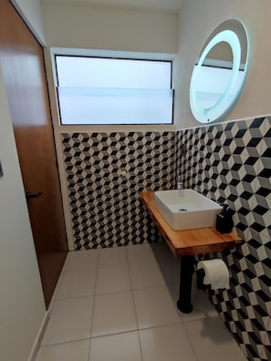 Quarto casal clássico | Banheiro | Chuveiro, ducha de hidromassagem, toalhas de banho 