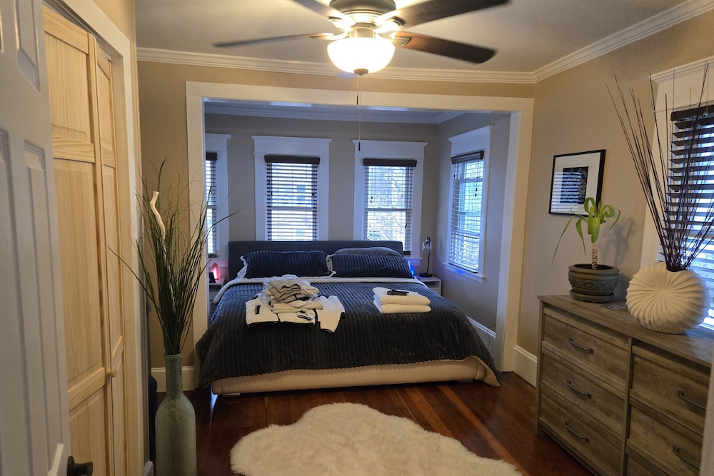Charming 3 Bed/2 Bath Town Home With Gorgeous Back Yard - Springfield, MA