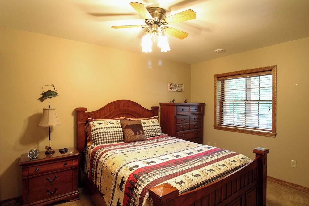Lake Dreams, A Luxury 5-bedroom Lakefront Home With Hot Tub - DuBois, PA