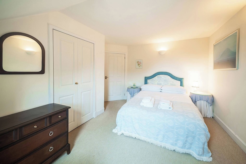 Earnside Cottage - Charming River Views - Comrie