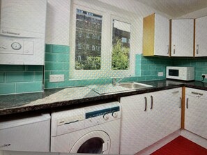 Apartamento | Cozinha privada | Um frigorífico, um micro-ondas, um forno, uma placa de cozinha