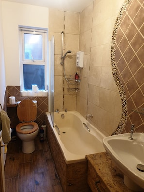 Apartamento | Casa de banho | Um polibã, toalhas fornecidas