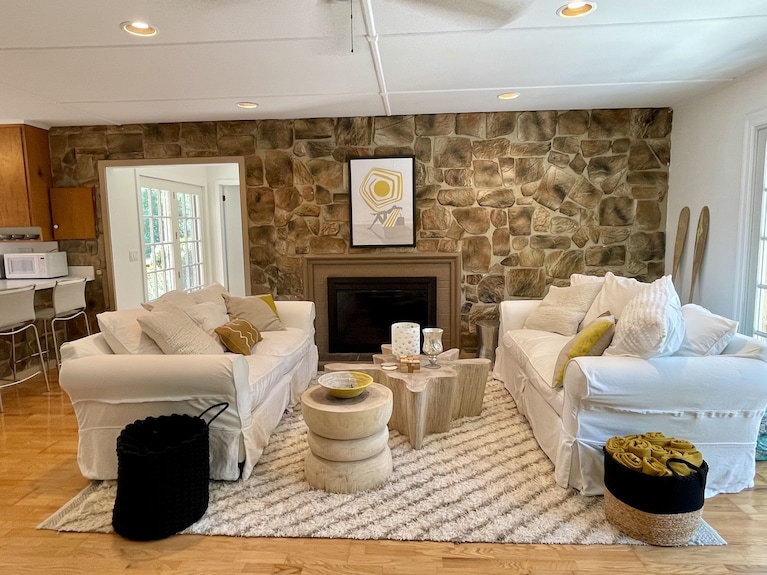 Silver Beach Hideaway: Newly Updated Quiet Cozy Cottage - 4 Min Walk To Beaches! - Long Island, NY