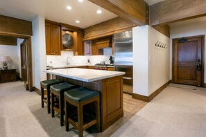Suite, 4 quartos | Cozinha privada | Uma cafeteira/bule