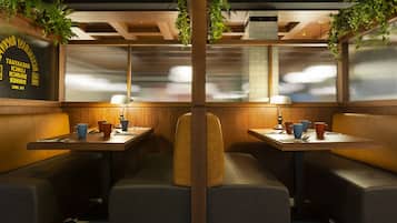 Pequeno-almoço tipo buffet diário (18 EUR por pessoa)