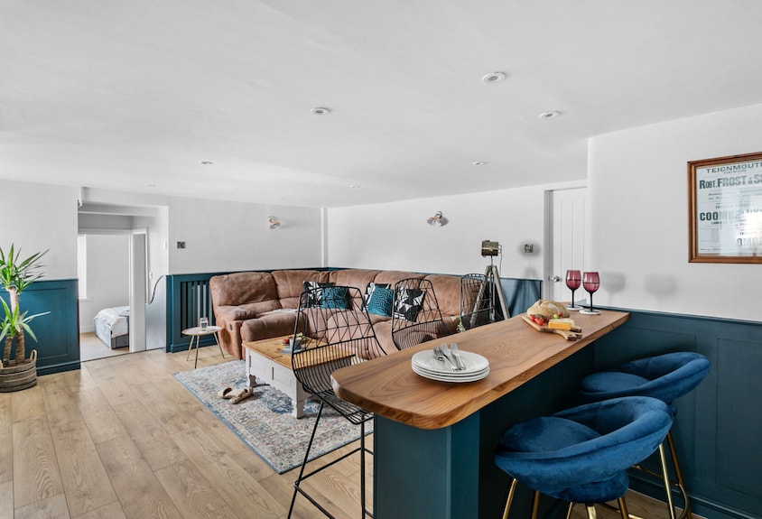 Coombe Bank Modern Coastal Apartment Steps From Teignmouth Back Beach - 테인마우스