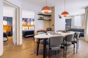 Apartamento | Cofres nos quartos, escrivaninha, cortinas blackout