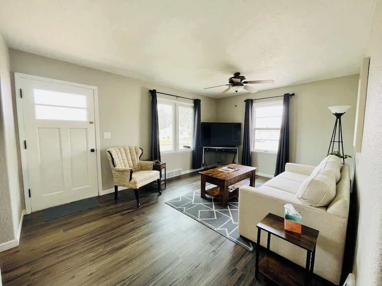 The Cottage | Sleeps 6 | Off I-229 | Dog Friendly - Palisades State Park, Garretson