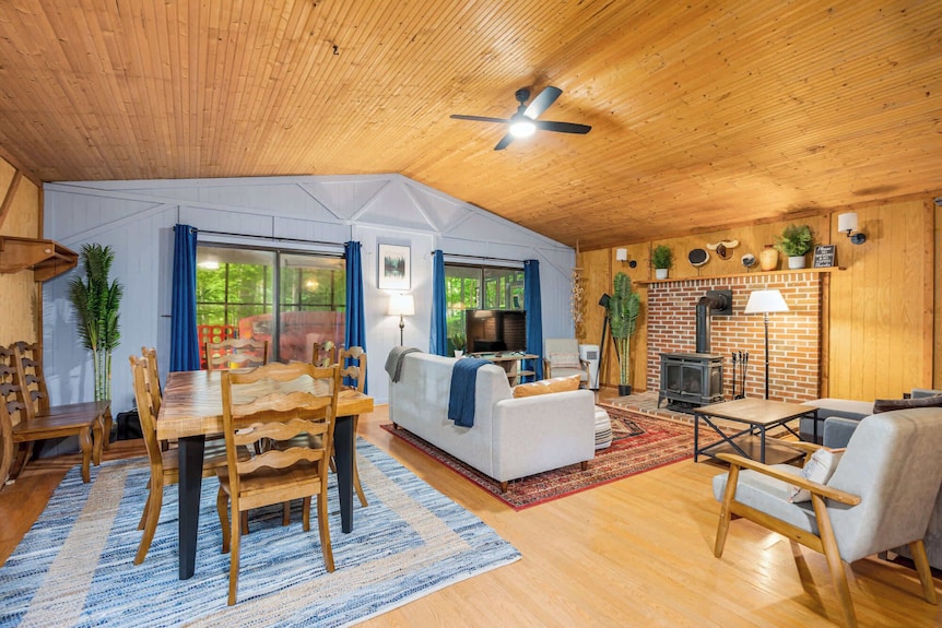 River Cabin W/ Hot Tub, Screened Porch & Fire Pit - West Virginia