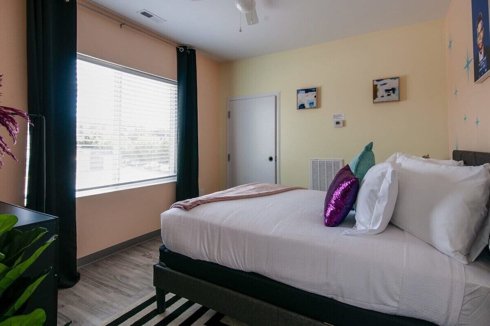 Summer Hot Tub, Chef’s Kitchen, 4k Tv, Near Nissan Stadium - Nashville, TN