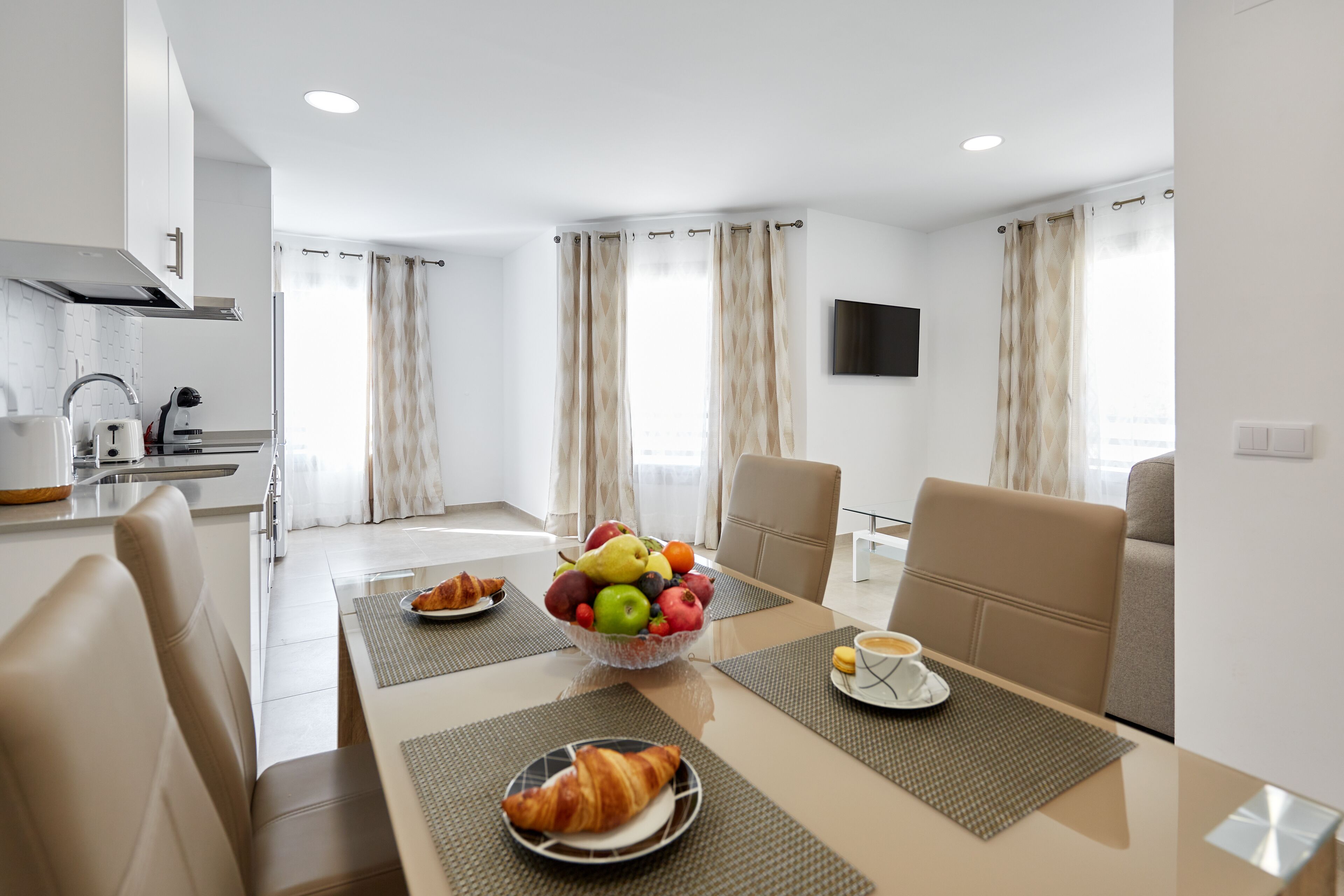 Apartamento Deluxe | Sala de estar | Smart TV de 43 polegadas com canais por cabo 