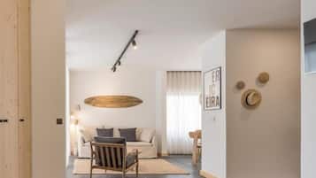 Vila superior, cozinha americana, vista para o jardim | Área de estar | TV LED 32 polegadas com canais a cabo, TV