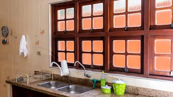Casa Familiar | Cozinha privada | Um frigorífico, um micro-ondas, um forno, utensílios de cozinha