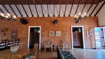 Casa Familiar | Sala | Televisor de 42 polegadas com canais por cabo