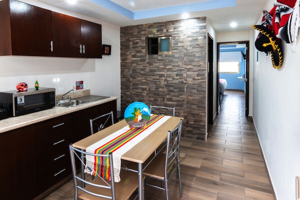 Quarto Deluxe | Cozinha privada | Um frigorífico (a pedido), um micro-ondas