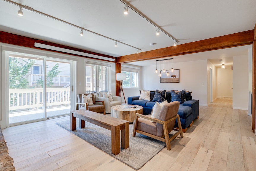 Cozy Updated Condo Steps From Ski Lift With Fireplace, Balcony, & Wifi - Taggart Lake, WY
