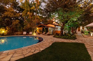 Piscina interior, da(s) 8:00 à(s) 21:00, guarda-sóis, espreguiçadeiras 