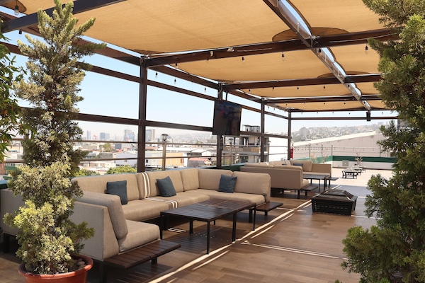 Terraço com espreguiçadeiras
