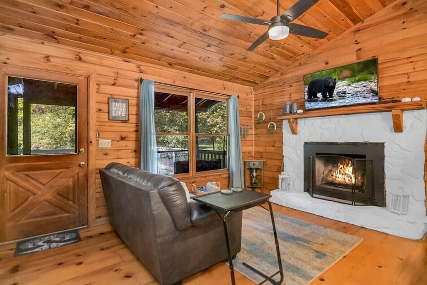 Modern Creekside Cottage - Nearby Vineyards/hiking - Ellijay, GA