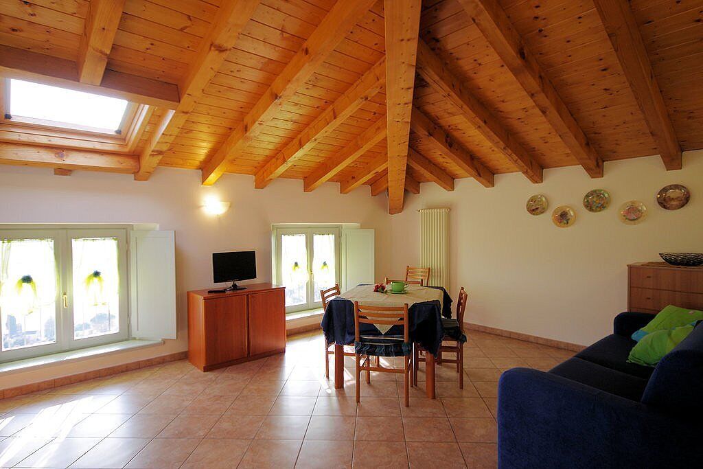 Casa Panorama Nove: A Bright And Cheerful Apartment Situated At A Short Distance From The Shores Of Lake Como, With Free Wi-fi. - Bellagio