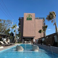 Piscina externa, barracas de cortesia, espreguiçadeiras