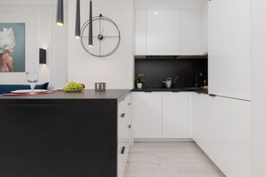Um micro-ondas, uma máquina de lavar louça, utensílios de cozinha